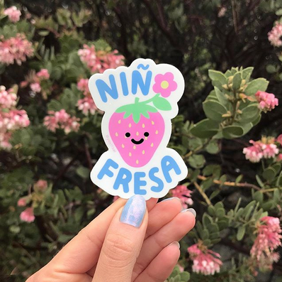 Niñx Fresa Sticker – YAYLANDIA